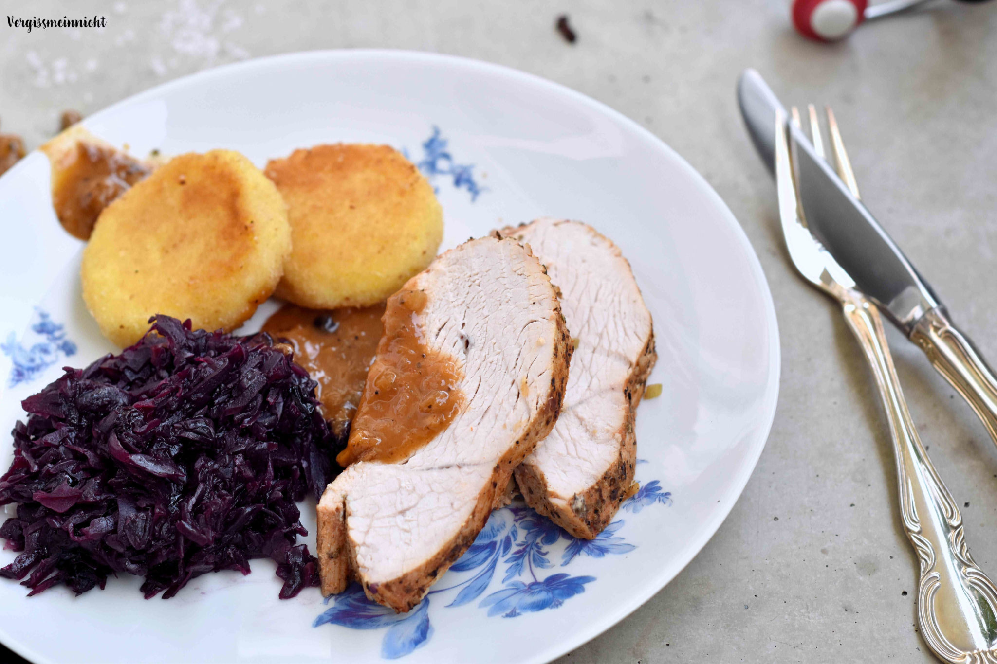 Putenbraten mit Knödeltaler und Biersoße 1 - Vergissmeinnnicht Putenbraten mit Knödeltaler und Biersoße 1 - Vergissmeinnnicht